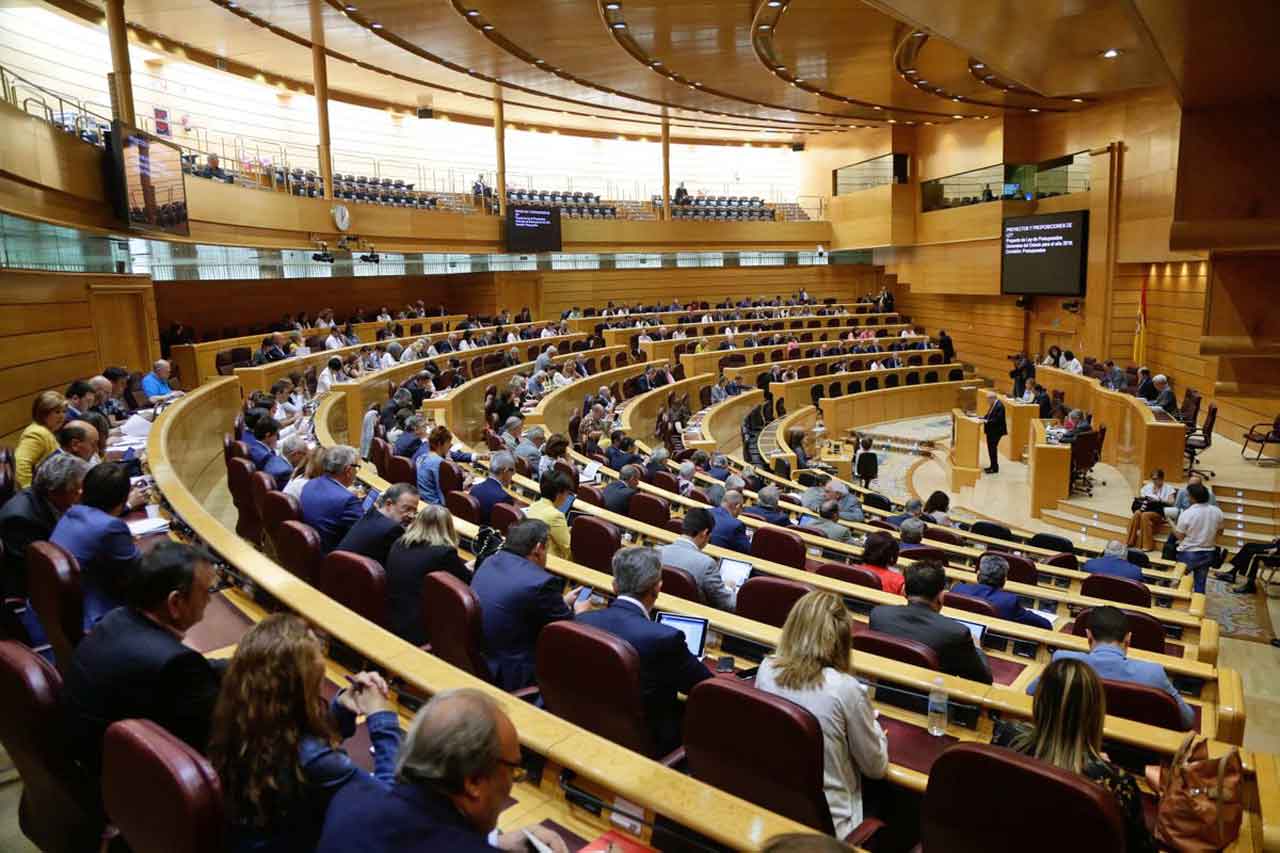 El loco es el único que no se siente en posesión de...