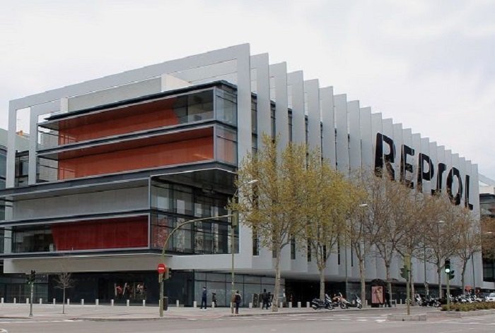 Repsol mantiene beneficios y se desapalanca