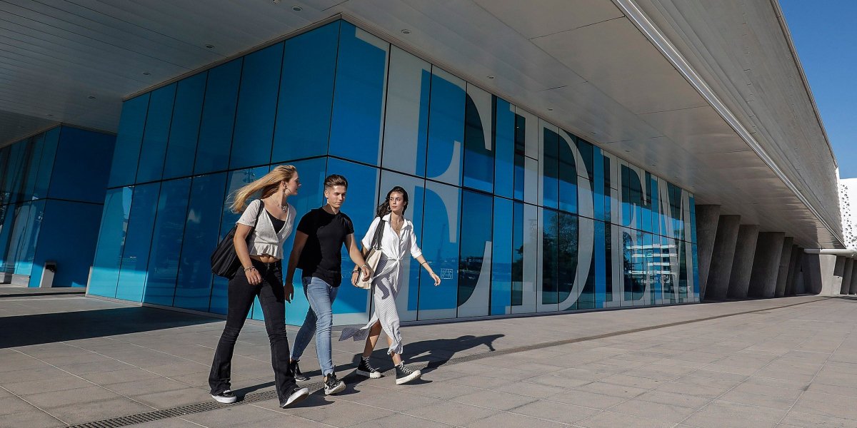 Grados y másteres de EDEM, formación práctica con alta em...