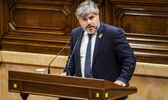 El Parlament aprueba tramitar la ley para investir a Puigdemont a distancia